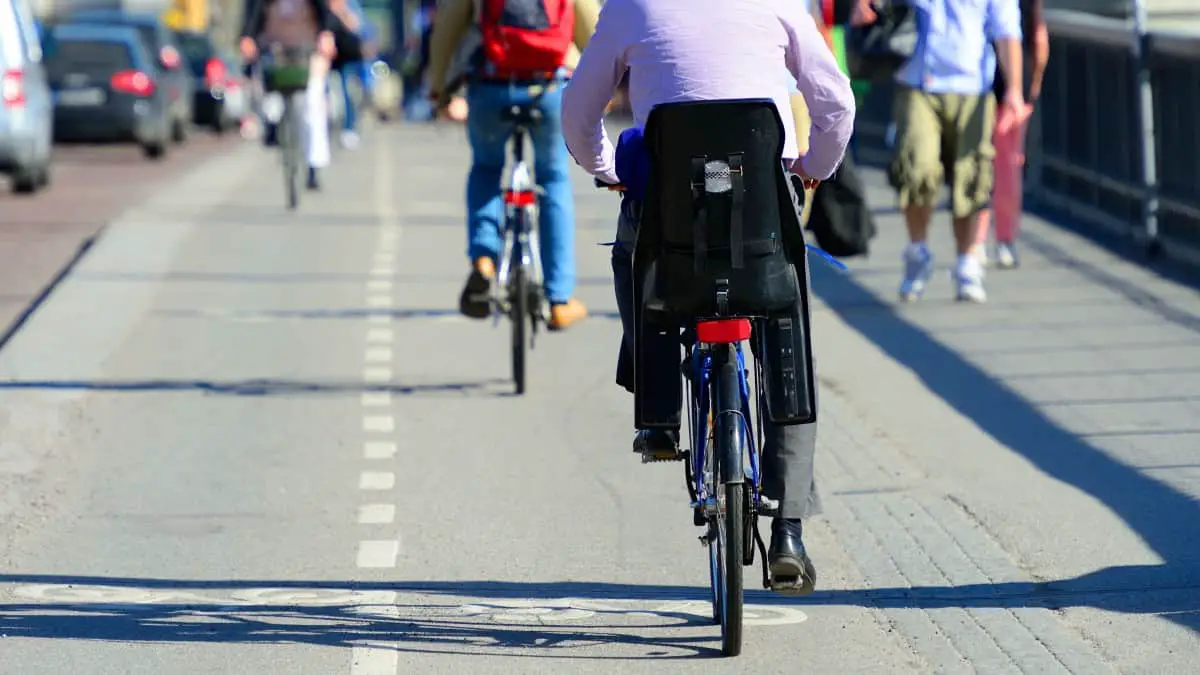 Do Bicycles Travel With or Against Traffic? City Cycling Tips - Cycle ...